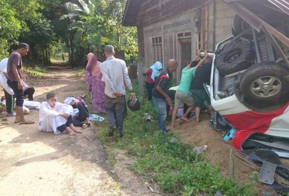 7 pelajar Tahfiz Al-Hashimi maut, van terbabas rempuh rumah | Astro Awani