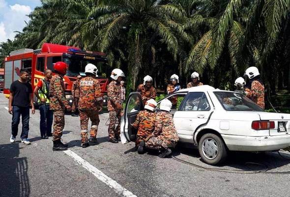 Warga emas maut kemalangan kereta bertembung lori | Astro Awani