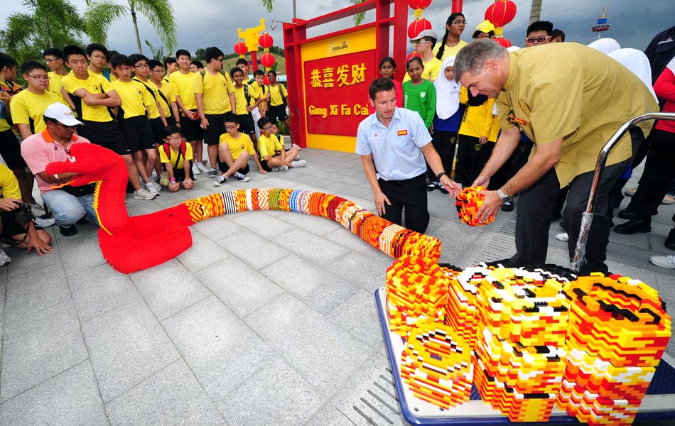 World's longest Lego snake | Astro Awani