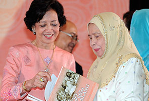 Tun Rahah lancar 'Tiga Puteri Gemilang' | Astro Awani