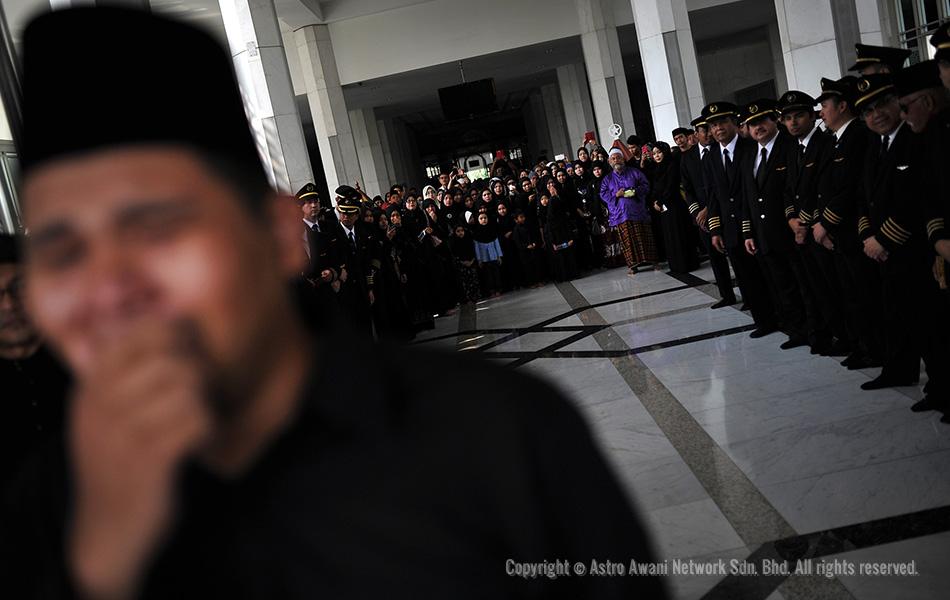 #RememberingMH17 : The funeral of Wan Amran Wan Hussin | Astro Awani