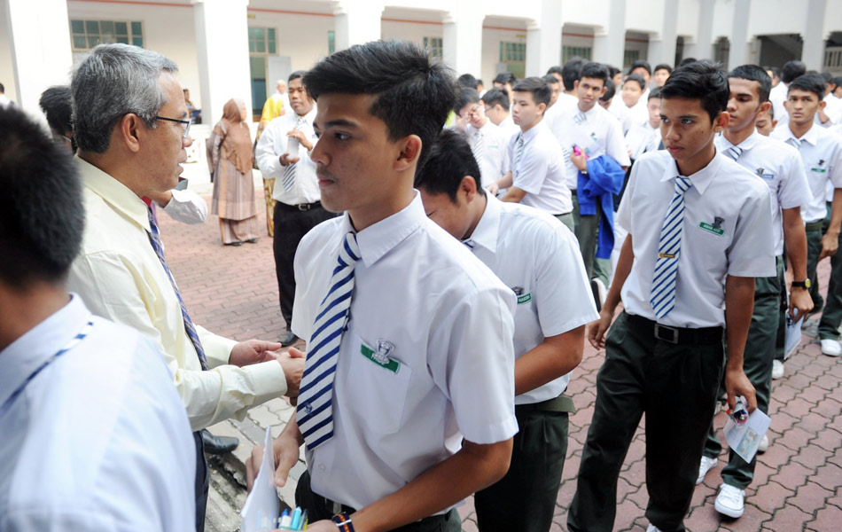 Sebahagian daripada 263 pelajar Sekolah Menengah Kebangsaan St Teresa ...