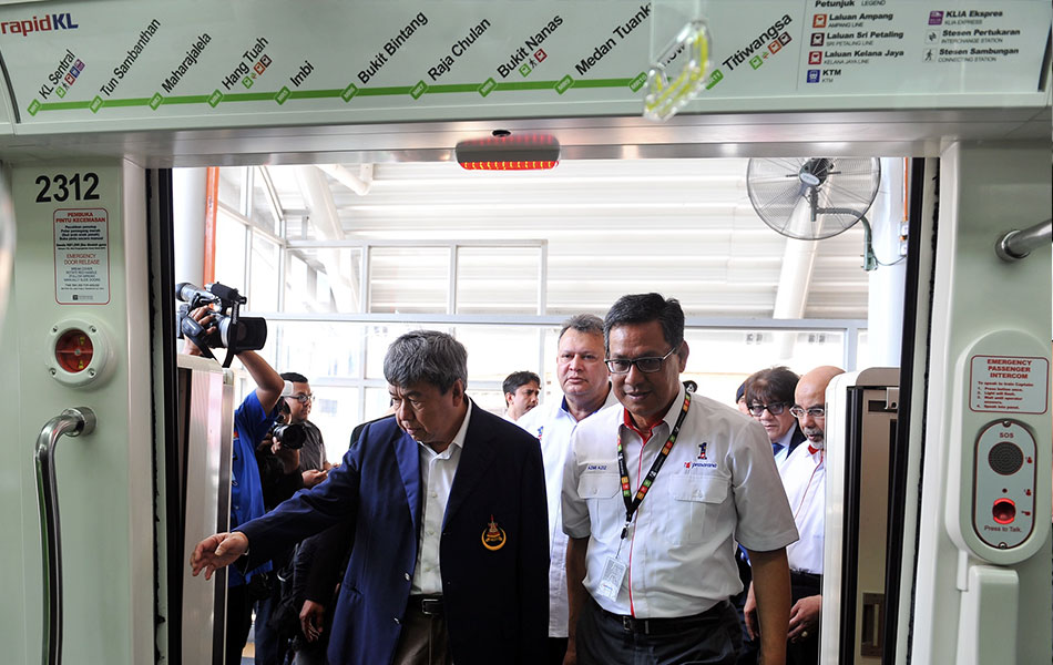 Selangor Sultan rides the LRT | Astro Awani