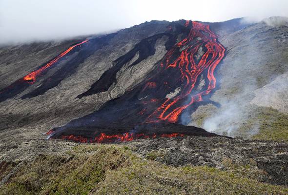 Reunion Island volcano eruption halts MH370 investigation | AWANI ...