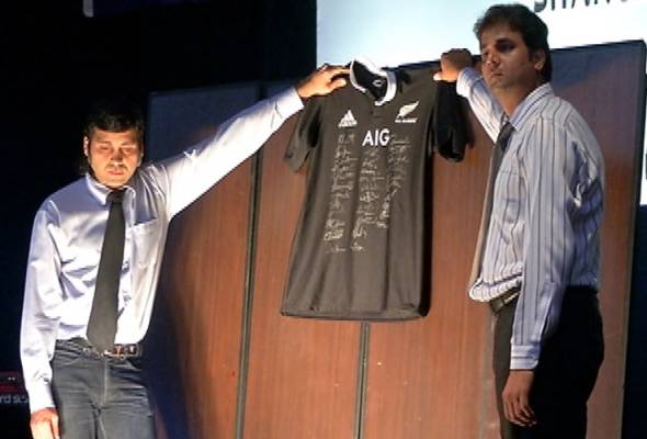 Jersi pasukan ragbi All Blacks dibida pada harga RM28,000 | Astro Awani