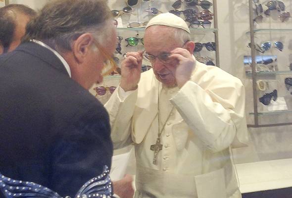 Pope makes surprise visit to Rome optician for new eyeglasses | AWANI ...