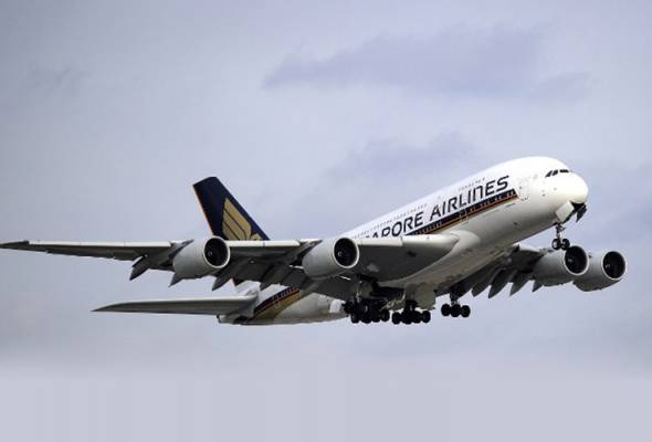 Changi Airport Runway 2 cleared, SQ368 plane towed away | AWANI ...