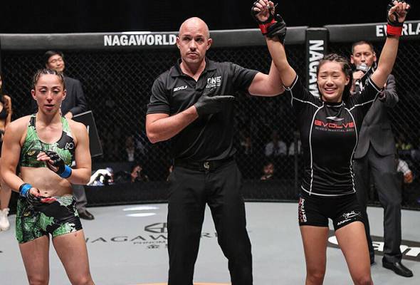 MMA: Angela Lee surprises crowd with 'twister' submission victory ...