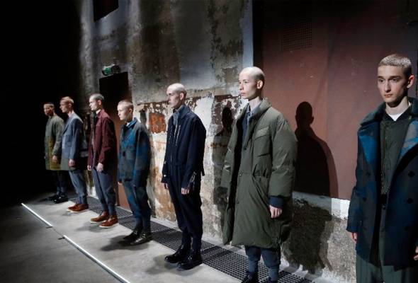 Trousers go baggy as Paris men's fashion gets supersized | AWANI ...