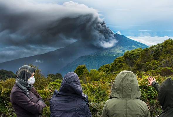 Costa Rica volcano eruption chokes towns in smoke and ash | AWANI ...