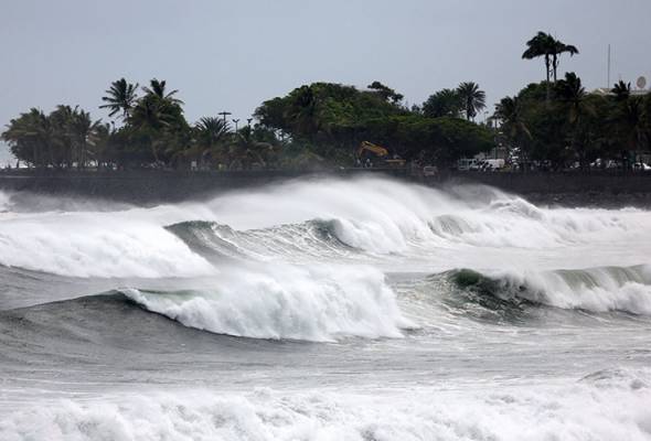 Amaran angin kencang, laut bergelora di perairan Phuket | Astro Awani