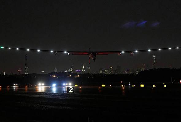 Solar Impulse 2 leaves New York, begins Atlantic crossing | AWANI ...