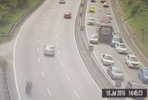 Qistna Express bus license suspended from today | AWANI International