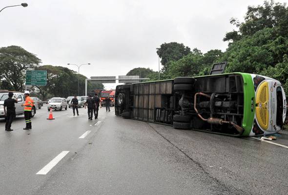 Bas terbalik di Lebuhraya KL-Seremban: Pemandu punya tiga rekod ...
