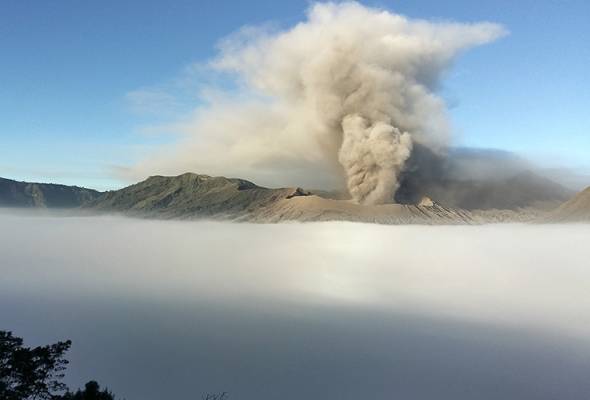 Gunung Bromo meletus: Kunjungan pelancong dihadkan, alat pemantau pula ...