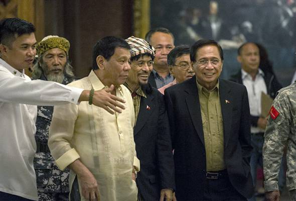 Philippine Muslim rebel leader meets Duterte | AWANI International