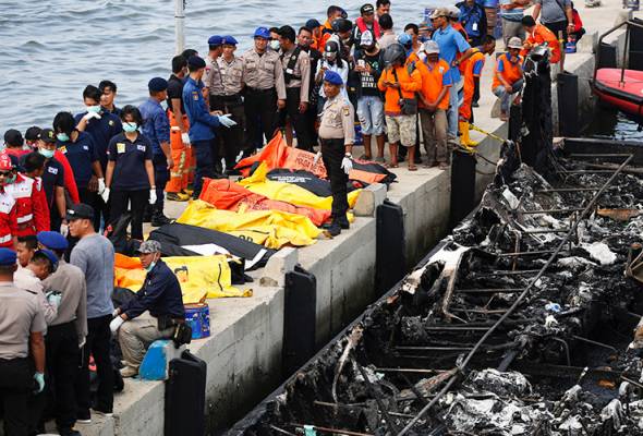 Lebih 20 maut dalam kejadian bot pelancong terbakar di utara Jakarta ...