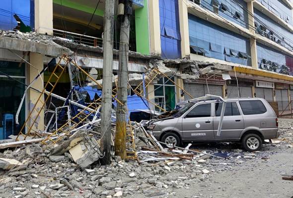 Powerful quake kills at least six in southern Philippines | AWANI ...