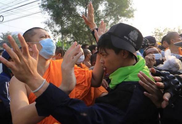 Article Related To monks-and-police | Astro Awani