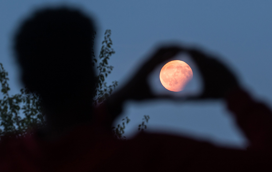 Kompilasi foto fenomena gerhana bulan separa | Astro Awani