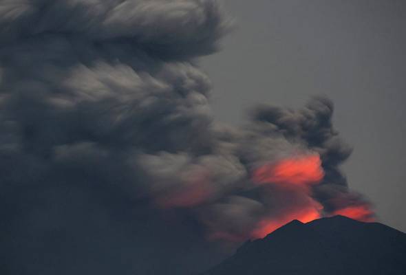 Gunung berapi di timur Indonesia meletus, muntahkan debu dan asap ...