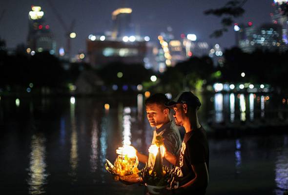 Rakyat Thailand sambut perayaan Loy Krathong dalam suasana sayu ...