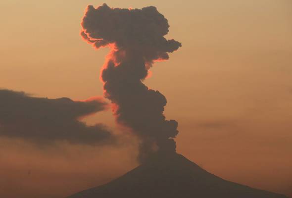 Gunung Berapi Popocatepetl mula keluarkan asap, abu tebal | Astro Awani