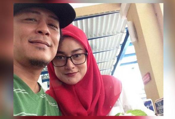 Isteri selamat bersalin, Tam Spider timang anak perempuan | Astro Awani