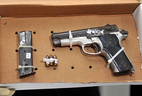 Senjata api dan peluru hidup ditemui dalam kemalangan di LPT1 | Astro Awani