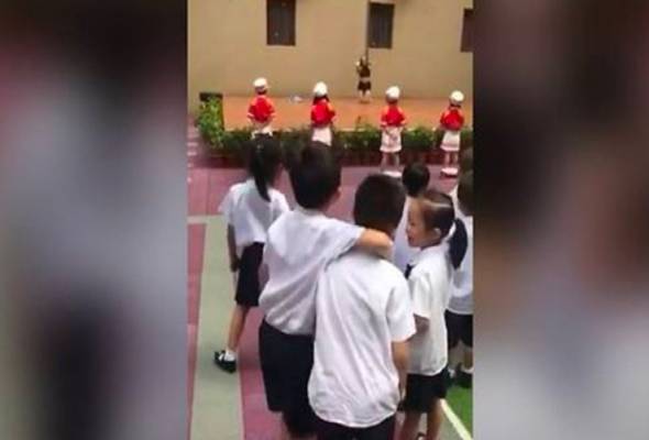 Tarian tiang 'sambut' murid tadika | Astro Awani