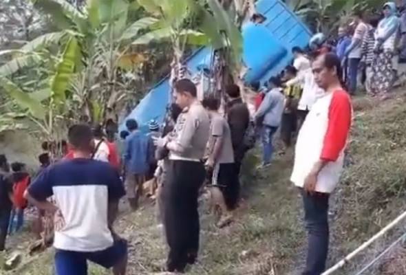 Sekurang-kurangnya 14 maut bas pelancong terjunam 10 meter ke gaung ... Sekurang-kurangnya 14 maut bas pelancong terjunam 10 meter ke gaung ...