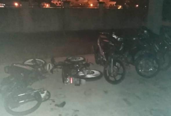 Dua maut, tiga parah dalam nahas lima motosikal | Astro Awani
