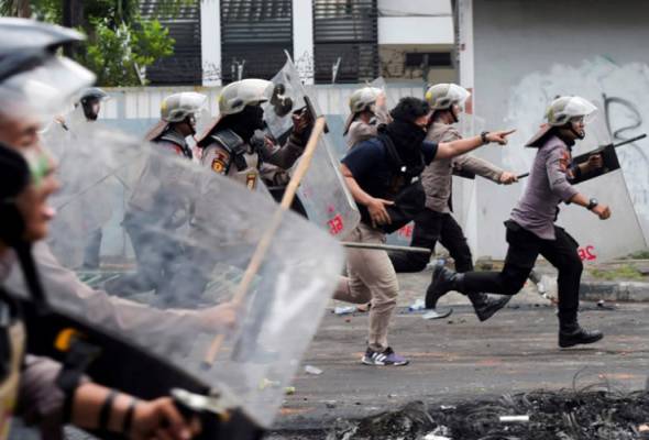 Rusuhan di Jakarta: #Whatsappdown, jadi trending di Indonesia | Astro Awani