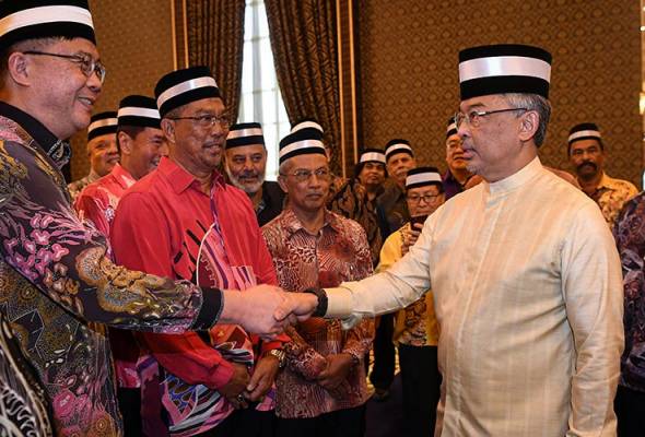 Agong bertemu kembali dengan rakan sekolah | Astro Awani