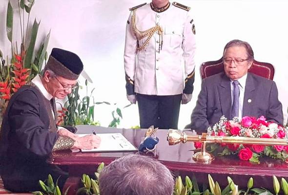 Selesai angkat sumpah, Datu Junaidi kini Datuk Bandar DBKU | Astro Awani