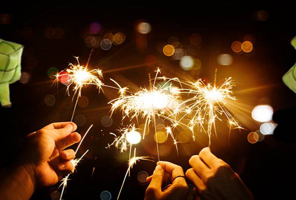 KPWKM nasihati ibu bapa awasi anak-anak main mercun, bunga api | Astro ...