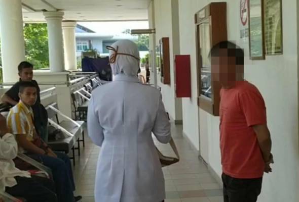 Pemandu mabuk hampir rempuh sekatan jalan raya direman | Astro Awani