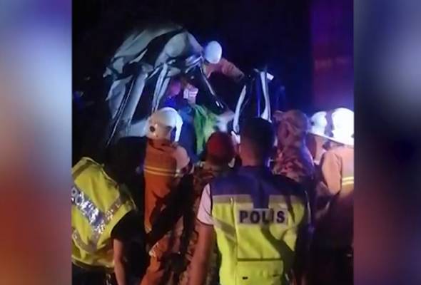Pemandu lori maut rempuh lori kontena di Lebuhraya PLUS | Astro Awani