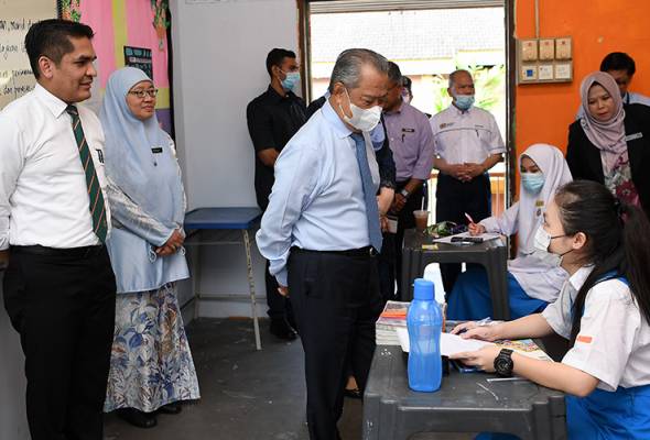 Muhyiddin visits SMK Datok Lokman, gives thumbs up on reopening | Astro ...