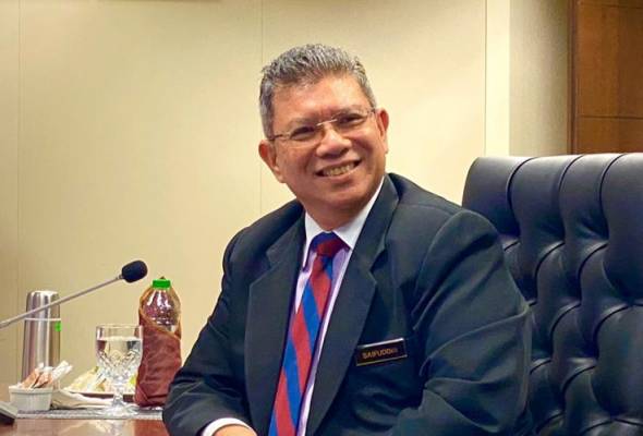 Saifuddin pays courtesy call on Melaka Yang di-Pertua Negeri | Astro Awani