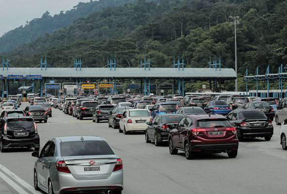 Slower traffic flow at several major highways | Astro Awani