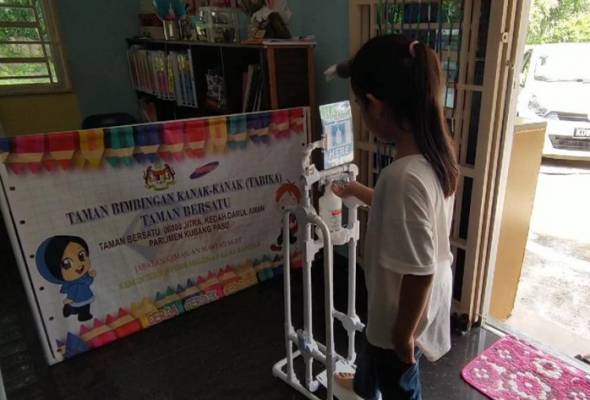 Juruelektrik cipta alat meletak cecair basmi kuman | Astro Awani