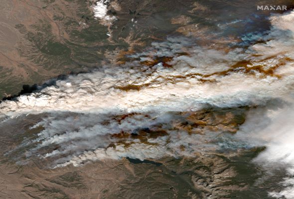 Colorado wildfire jumps U.S. Continental Divide, threatens mountain ...