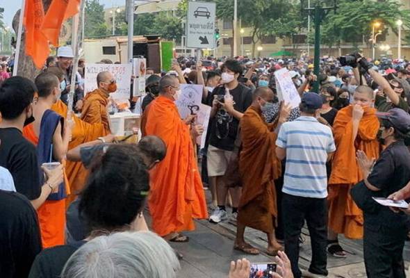Protes Thailand: Sami Buddha dilarang sertai demonstrasi | Astro Awani