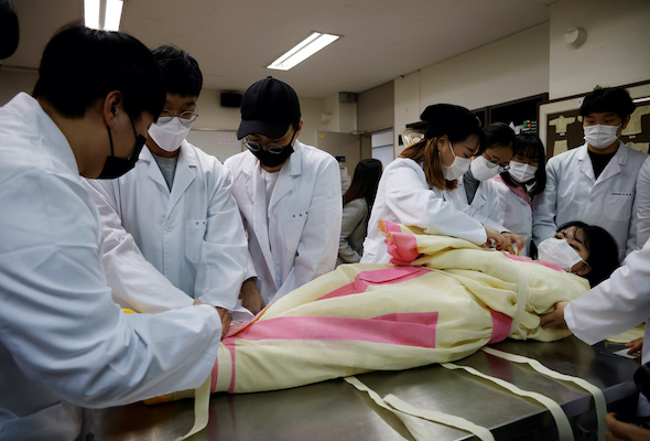 Women handling the dead: More female morticians in South Korea as taboo ...