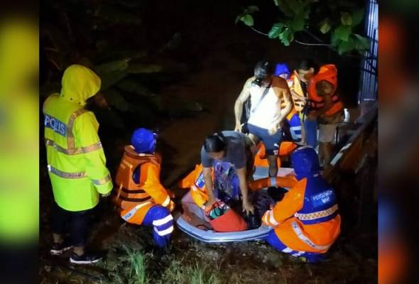 128 mangsa banjir dipindahkan ke Stadium Muhibbah Bintulu | Astro Awani