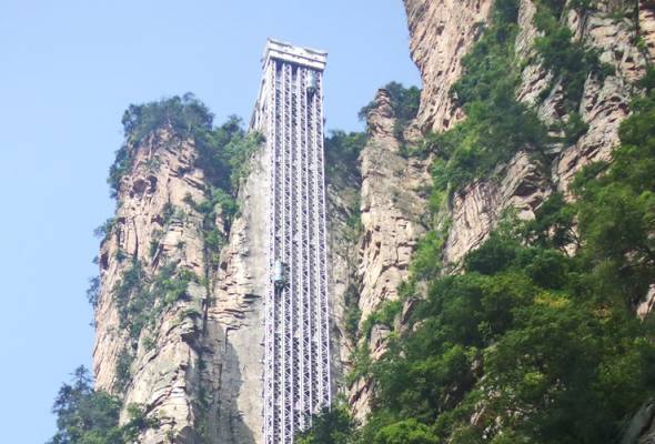 Lif 'outdoor' tertinggi di dunia, bawa pengunjung ke puncak dalam 88 ...