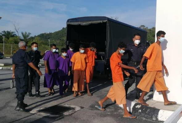 Enam termasuk lima beradik didakwa edar dadah 37.2kg di Tapah | Astro Awani