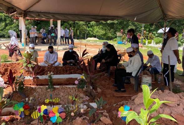 Jenazah Mokhtar Hashim selamat dikebumikan | Astro Awani