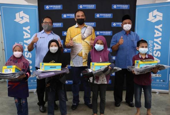 Yayasan Bank Rakyat agih bantuan kembali ke sekolah | Astro Awani
